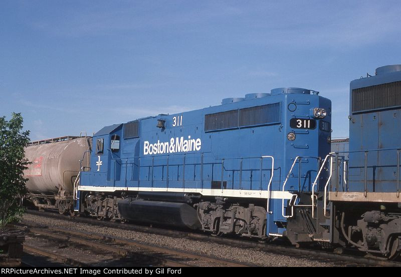 B&M 311(GP40-2)